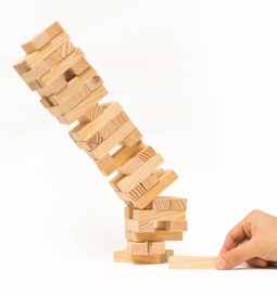 How to Play Giant Jenga (Rules, Ilegal Moves, Size)